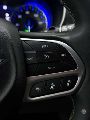 White Chrysler Pacifica 2022 in Vilnius, with an engine capacity of 3.60 L and mileage of 50 thousand km for 25990 €, photo 33 on AUTOMOTO.COM.LV