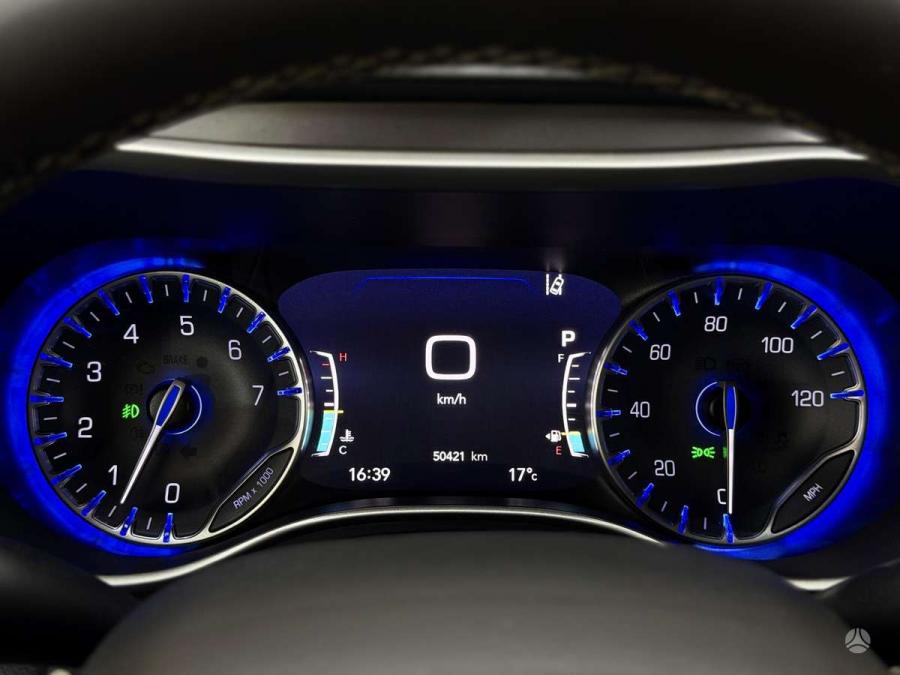 White Chrysler Pacifica 2022 in Vilnius, with an engine capacity of 3.60 L and mileage of 50 thousand km for 25990 €, photo 35 on AUTOMOTO.COM.LV