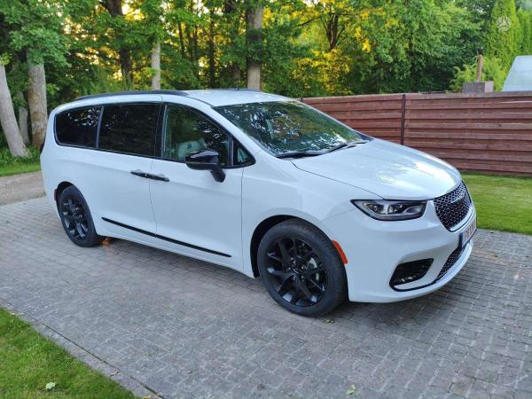 Balts Chrysler Pacifica 2023 Mažeikiai, ar dzinēja tilpumu 3.60 L un nobraukumu 21 tūkst. km par 27777 €, foto 1 vietnē AUTOMOTO.COM.LV