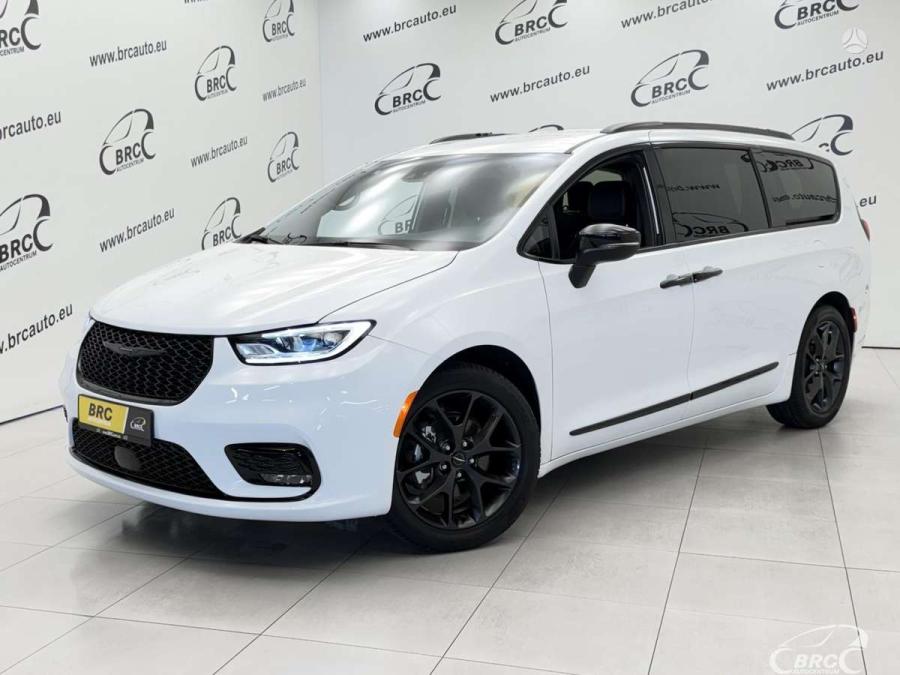 White Chrysler Pacifica 2023 in Vilnius, with an engine capacity of 3.60 L and mileage of 22 thousand km for 27900 €, photo 1 on AUTOMOTO.COM.LV