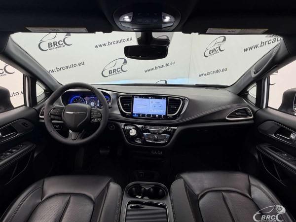 White Chrysler Pacifica 2023 in Vilnius, with an engine capacity of 3.60 L and mileage of 22 thousand km for 27900 €, photo 4 on AUTOMOTO.COM.LV
