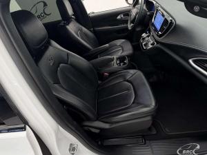 White Chrysler Pacifica 2023 in Vilnius, with an engine capacity of 3.60 L and mileage of 22 thousand km for 27900 €, photo 7 on AUTOMOTO.COM.LV