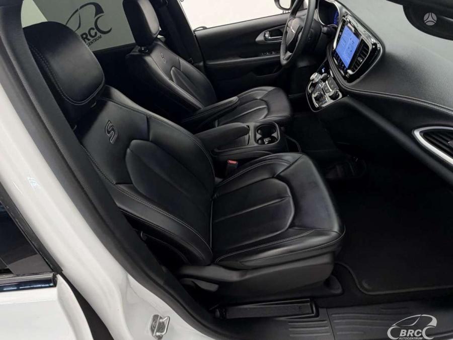 White Chrysler Pacifica 2023 in Vilnius, with an engine capacity of 3.60 L and mileage of 22 thousand km for 27900 €, photo 7 on AUTOMOTO.COM.LV