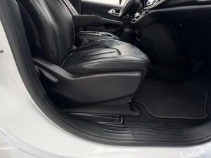 White Chrysler Pacifica 2023 in Vilnius, with an engine capacity of 3.60 L and mileage of 22 thousand km for 27900 €, photo 8 on AUTOMOTO.COM.LV