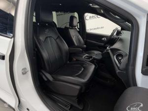White Chrysler Pacifica 2023 in Vilnius, with an engine capacity of 3.60 L and mileage of 22 thousand km for 27900 €, photo 9 on AUTOMOTO.COM.LV
