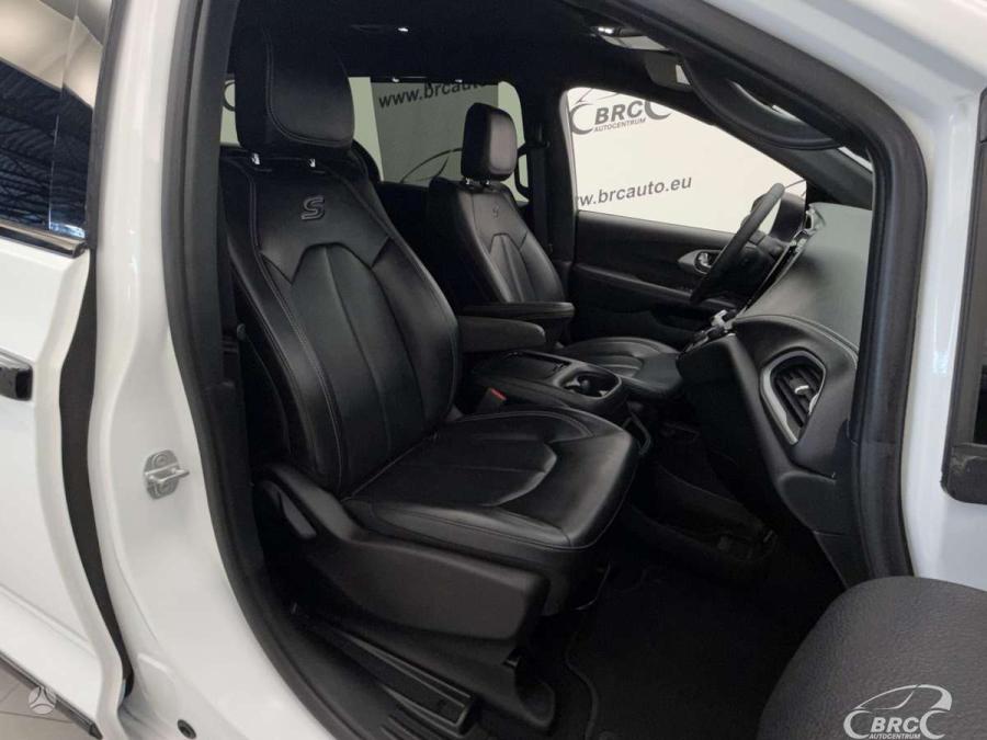 White Chrysler Pacifica 2023 in Vilnius, with an engine capacity of 3.60 L and mileage of 22 thousand km for 27900 €, photo 9 on AUTOMOTO.COM.LV