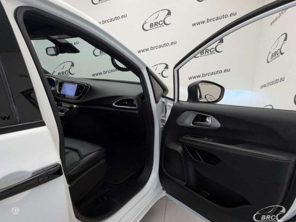 White Chrysler Pacifica 2023 in Vilnius, with an engine capacity of 3.60 L and mileage of 22 thousand km for 27900 €, photo 10 on AUTOMOTO.COM.LV