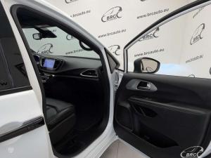 White Chrysler Pacifica 2023 in Vilnius, with an engine capacity of 3.60 L and mileage of 22 thousand km for 27900 €, photo 11 on AUTOMOTO.COM.LV