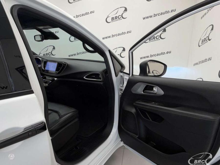 White Chrysler Pacifica 2023 in Vilnius, with an engine capacity of 3.60 L and mileage of 22 thousand km for 27900 €, photo 11 on AUTOMOTO.COM.LV