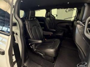 White Chrysler Pacifica 2023 in Vilnius, with an engine capacity of 3.60 L and mileage of 22 thousand km for 27900 €, photo 15 on AUTOMOTO.COM.LV