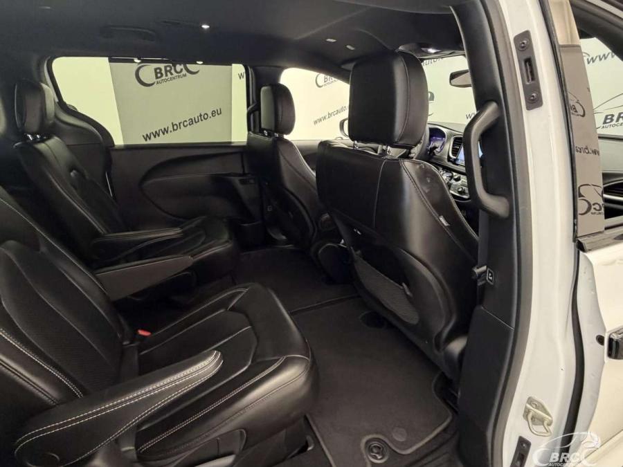 White Chrysler Pacifica 2023 in Vilnius, with an engine capacity of 3.60 L and mileage of 22 thousand km for 27900 €, photo 16 on AUTOMOTO.COM.LV