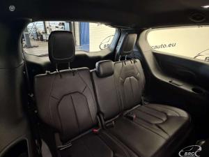 White Chrysler Pacifica 2023 in Vilnius, with an engine capacity of 3.60 L and mileage of 22 thousand km for 27900 €, photo 17 on AUTOMOTO.COM.LV