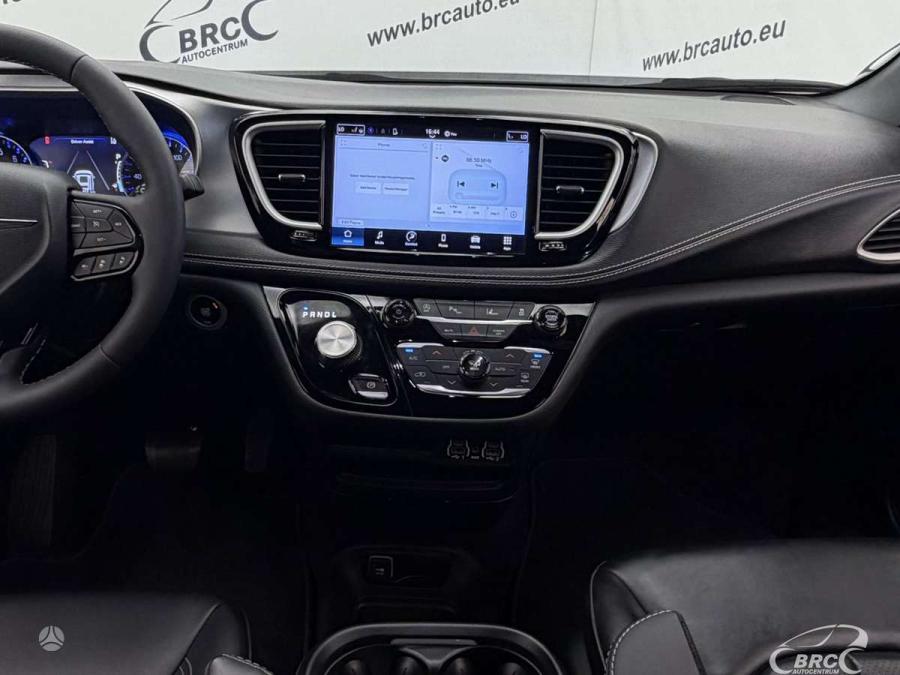 White Chrysler Pacifica 2023 in Vilnius, with an engine capacity of 3.60 L and mileage of 22 thousand km for 27900 €, photo 21 on AUTOMOTO.COM.LV
