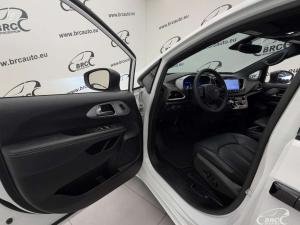 White Chrysler Pacifica 2023 in Vilnius, with an engine capacity of 3.60 L and mileage of 22 thousand km for 27900 €, photo 26 on AUTOMOTO.COM.LV