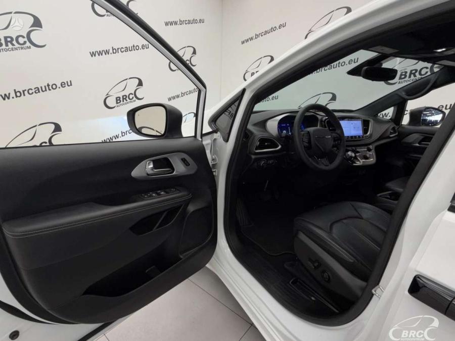 White Chrysler Pacifica 2023 in Vilnius, with an engine capacity of 3.60 L and mileage of 22 thousand km for 27900 €, photo 26 on AUTOMOTO.COM.LV