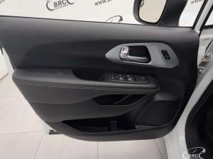 White Chrysler Pacifica 2023 in Vilnius, with an engine capacity of 3.60 L and mileage of 22 thousand km for 27900 €, photo 27 on AUTOMOTO.COM.LV