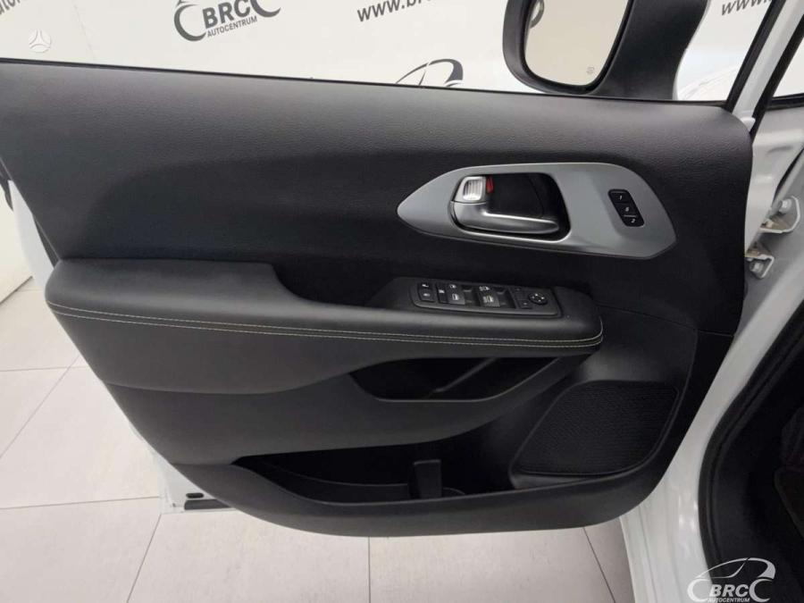 White Chrysler Pacifica 2023 in Vilnius, with an engine capacity of 3.60 L and mileage of 22 thousand km for 27900 €, photo 27 on AUTOMOTO.COM.LV
