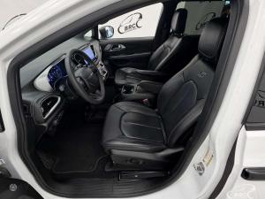 White Chrysler Pacifica 2023 in Vilnius, with an engine capacity of 3.60 L and mileage of 22 thousand km for 27900 €, photo 28 on AUTOMOTO.COM.LV