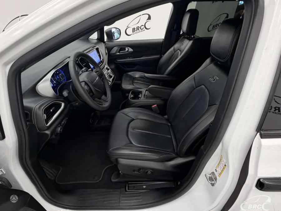 White Chrysler Pacifica 2023 in Vilnius, with an engine capacity of 3.60 L and mileage of 22 thousand km for 27900 €, photo 28 on AUTOMOTO.COM.LV