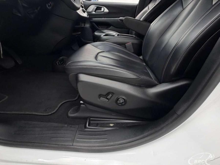 White Chrysler Pacifica 2023 in Vilnius, with an engine capacity of 3.60 L and mileage of 22 thousand km for 27900 €, photo 29 on AUTOMOTO.COM.LV