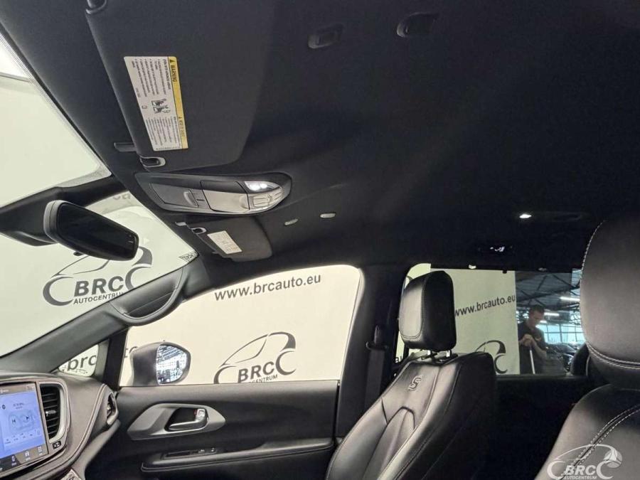 White Chrysler Pacifica 2023 in Vilnius, with an engine capacity of 3.60 L and mileage of 22 thousand km for 27900 €, photo 31 on AUTOMOTO.COM.LV