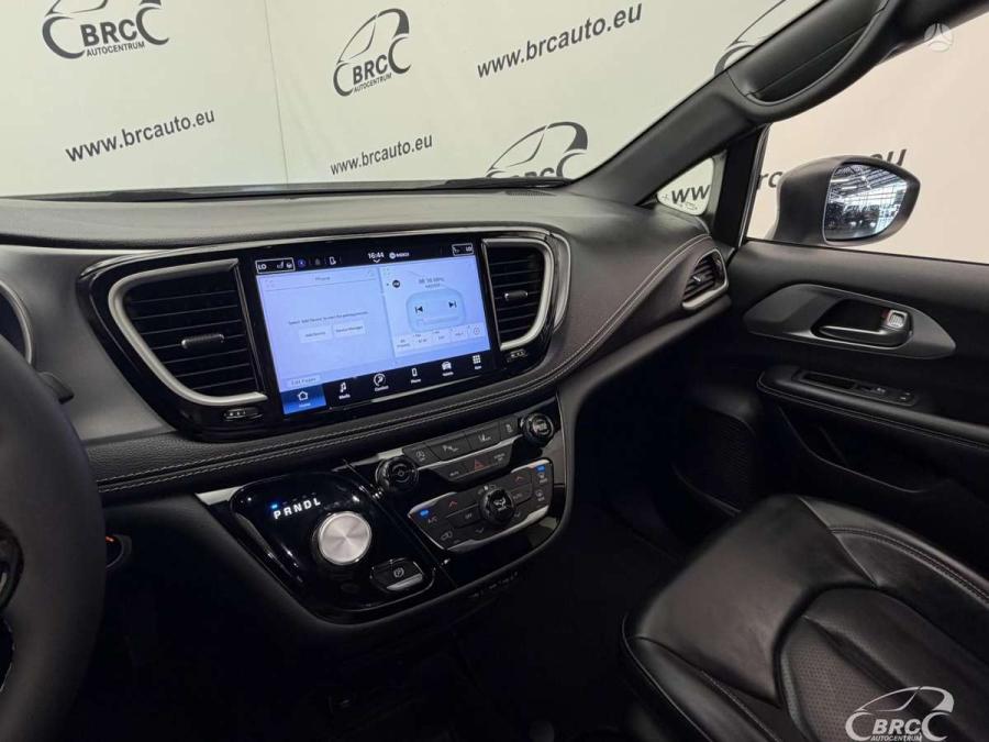 White Chrysler Pacifica 2023 in Vilnius, with an engine capacity of 3.60 L and mileage of 22 thousand km for 27900 €, photo 32 on AUTOMOTO.COM.LV