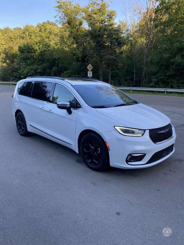 Balts Chrysler Pacifica 2023 Kauņa, ar dzinēja tilpumu 3.61 L un nobraukumu 132 tūkst. km par 23900 €, foto 1 vietnē AUTOMOTO.COM.LV