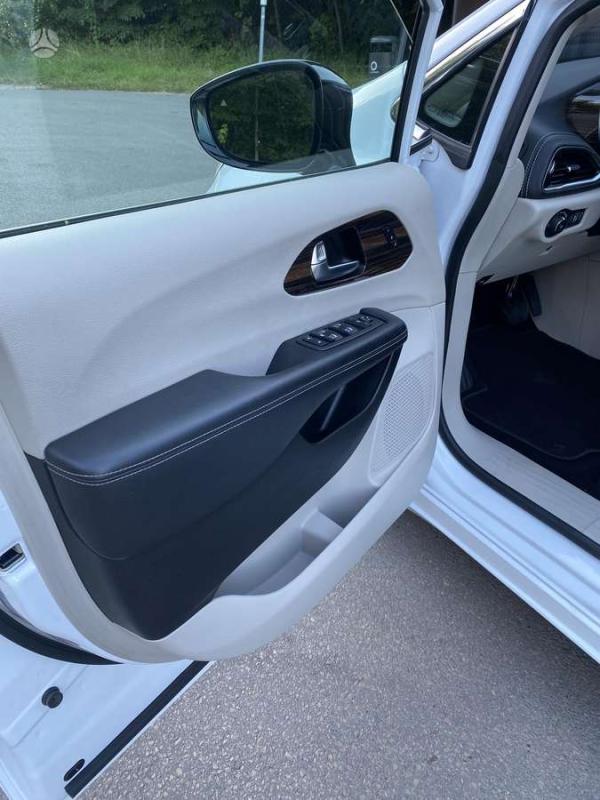 Balts Chrysler Pacifica 2023 Kauņa, ar dzinēja tilpumu 3.61 L un nobraukumu 132 tūkst. km par 23900 €, foto 8 vietnē AUTOMOTO.COM.LV