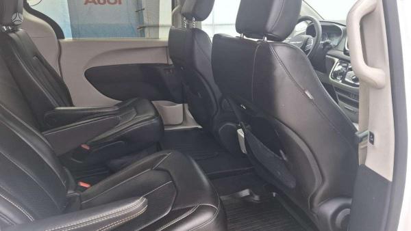 White Chrysler Pacifica 2023 in Siauliai, with an engine capacity of 3.61 L and mileage of 125 thousand km for 21900 €, photo 8 on AUTOMOTO.COM.LV