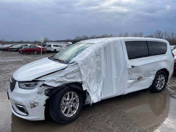 Balts Chrysler Pacifica 2024 Ukmergė, ar dzinēja tilpumu 3.60 L un nobraukumu 24 tūkst. km par 16450 €, foto 2 vietnē AUTOMOTO.COM.LV