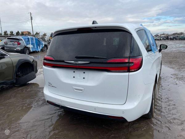 Balts Chrysler Pacifica 2024 Ukmergė, ar dzinēja tilpumu 3.60 L un nobraukumu 24 tūkst. km par 16450 €, foto 3 vietnē AUTOMOTO.COM.LV