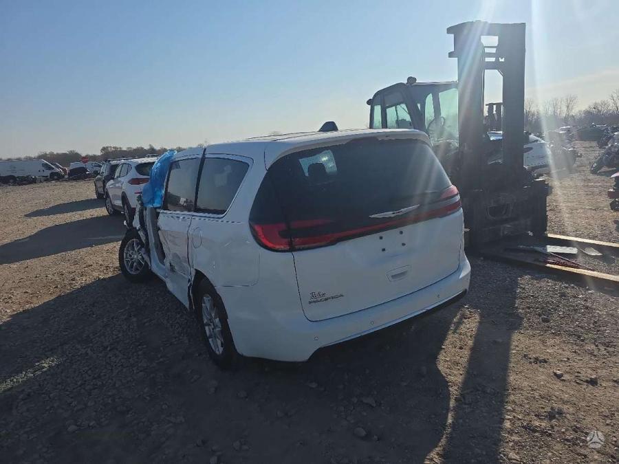White Chrysler Pacifica 2024 in Ukmerge, with an engine capacity of 3.60 L and mileage of 24 thousand km for 16450 €, photo 13 on AUTOMOTO.COM.LV