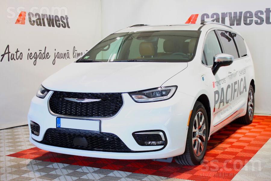 White Chrysler Pacifica 2024 in Riga, with an engine capacity of 3.60 L and mileage of 38 thousand km for 54900 €, photo 1 on AUTOMOTO.COM.LV