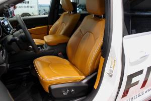 White Chrysler Pacifica 2024 in Riga, with an engine capacity of 3.60 L and mileage of 38 thousand km for 54900 €, photo 15 on AUTOMOTO.COM.LV