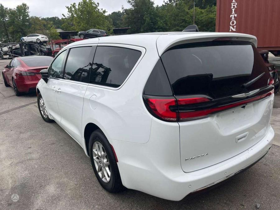 White Chrysler Pacifica 2026 in Kaunas, with an engine capacity of 3.61 L and mileage of 34 thousand km for 16500 €, photo 1 on AUTOMOTO.COM.LV