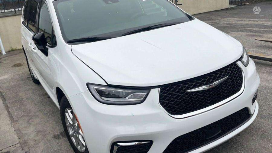 White Chrysler Pacifica 2026 in Kaunas, with an engine capacity of 3.61 L and mileage of 34 thousand km for 16500 €, photo 3 on AUTOMOTO.COM.LV