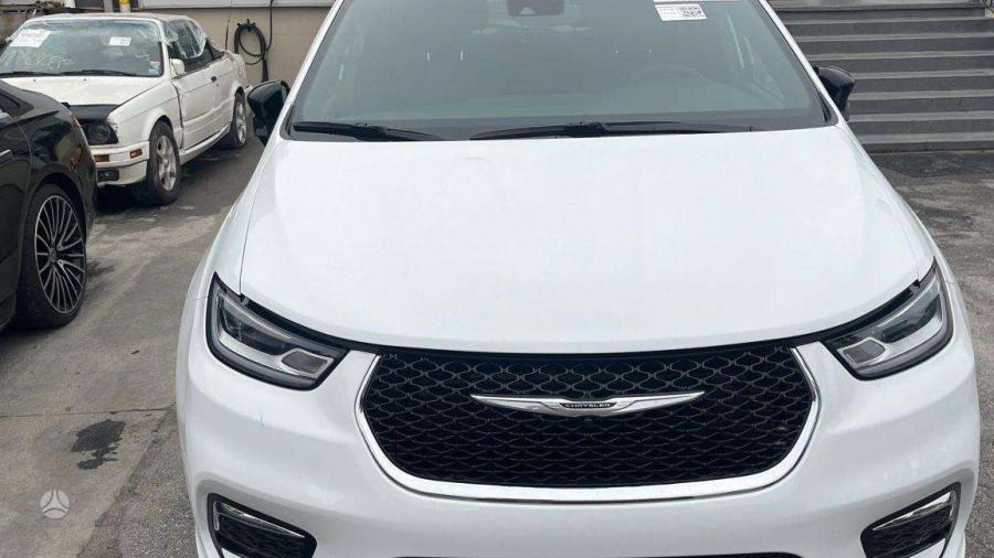 White Chrysler Pacifica 2026 in Kaunas, with an engine capacity of 3.61 L and mileage of 34 thousand km for 16500 €, photo 4 on AUTOMOTO.COM.LV