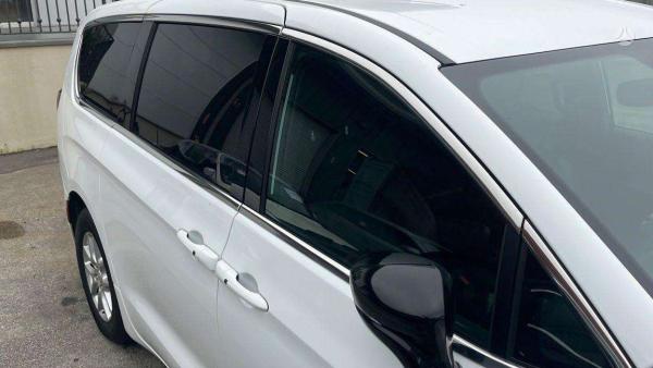 White Chrysler Pacifica 2026 in Kaunas, with an engine capacity of 3.61 L and mileage of 34 thousand km for 16500 €, photo 4 on AUTOMOTO.COM.LV