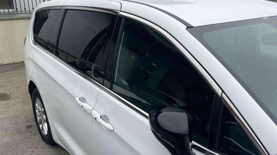 White Chrysler Pacifica 2026 in Kaunas, with an engine capacity of 3.61 L and mileage of 34 thousand km for 16500 €, photo 5 on AUTOMOTO.COM.LV