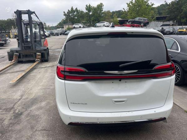 White Chrysler Pacifica 2026 in Kaunas, with an engine capacity of 3.61 L and mileage of 34 thousand km for 16500 €, photo 5 on AUTOMOTO.COM.LV