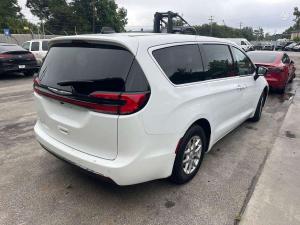 White Chrysler Pacifica 2026 in Kaunas, with an engine capacity of 3.61 L and mileage of 34 thousand km for 16500 €, photo 8 on AUTOMOTO.COM.LV