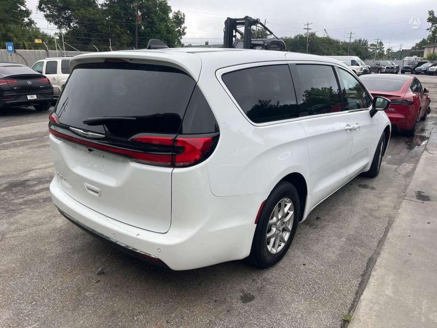 White Chrysler Pacifica 2026 in Kaunas, with an engine capacity of 3.61 L and mileage of 34 thousand km for 16500 €, photo 8 on AUTOMOTO.COM.LV