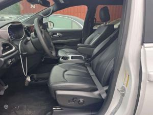 White Chrysler Pacifica 2026 in Kaunas, with an engine capacity of 3.61 L and mileage of 34 thousand km for 16500 €, photo 10 on AUTOMOTO.COM.LV