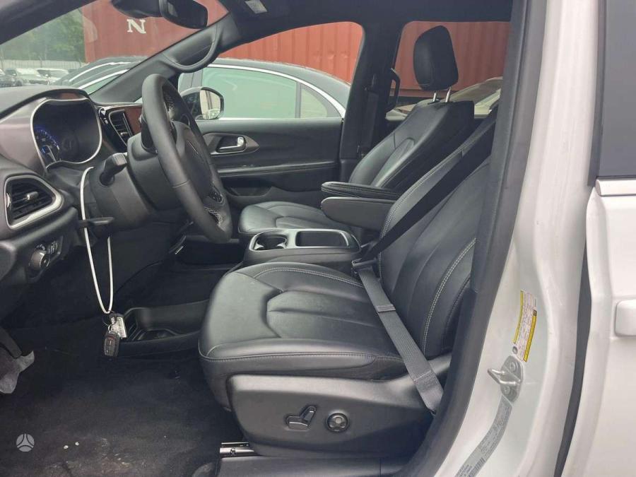 White Chrysler Pacifica 2026 in Kaunas, with an engine capacity of 3.61 L and mileage of 34 thousand km for 16500 €, photo 10 on AUTOMOTO.COM.LV