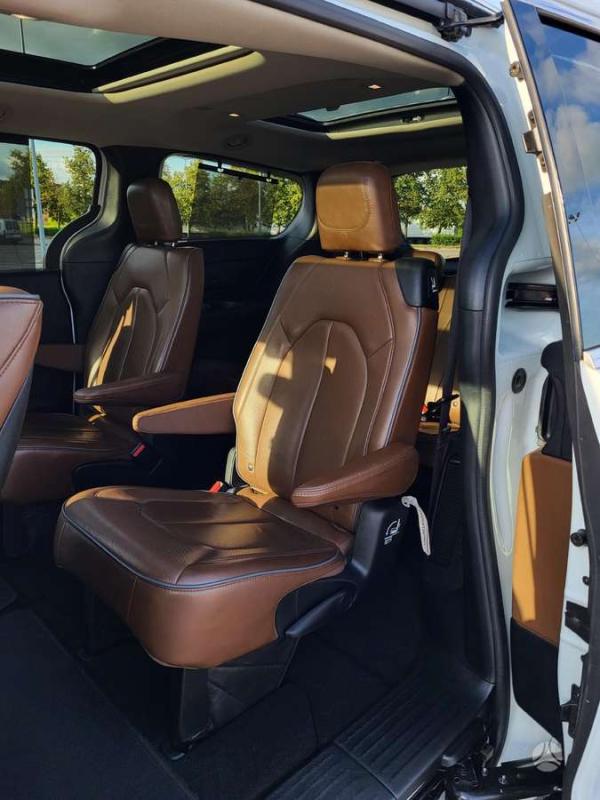 White Chrysler Pacifica 2017 in Siauliai, with an engine capacity of 3.61 L and mileage of 111 thousand km for 18500 €, photo 11 on AUTOMOTO.COM.LV