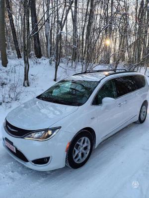 White Chrysler Pacifica 2017 in Vilnius, with an engine capacity of 3.60 L and mileage of 180 thousand km for 14702 €, photo  on AUTOMOTO.COM.LV