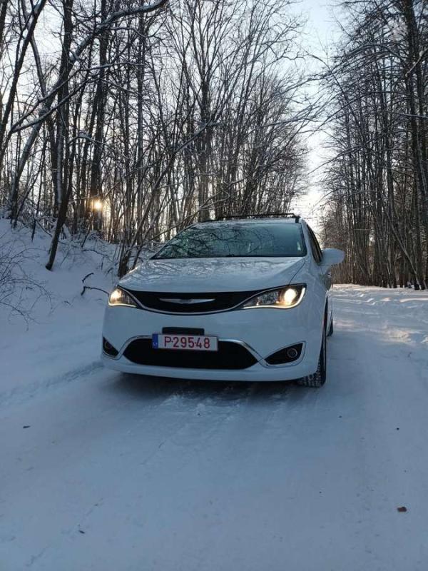 Balts Chrysler Pacifica 2017 Viļņa, ar dzinēja tilpumu 3.60 L un nobraukumu 180 tūkst. km par 14702 €, foto 2 vietnē AUTOMOTO.COM.LV