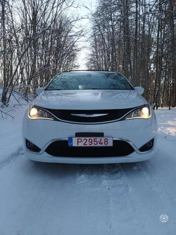 Balts Chrysler Pacifica 2017 Viļņa, ar dzinēja tilpumu 3.60 L un nobraukumu 180 tūkst. km par 14702 €, foto 7 vietnē AUTOMOTO.COM.LV