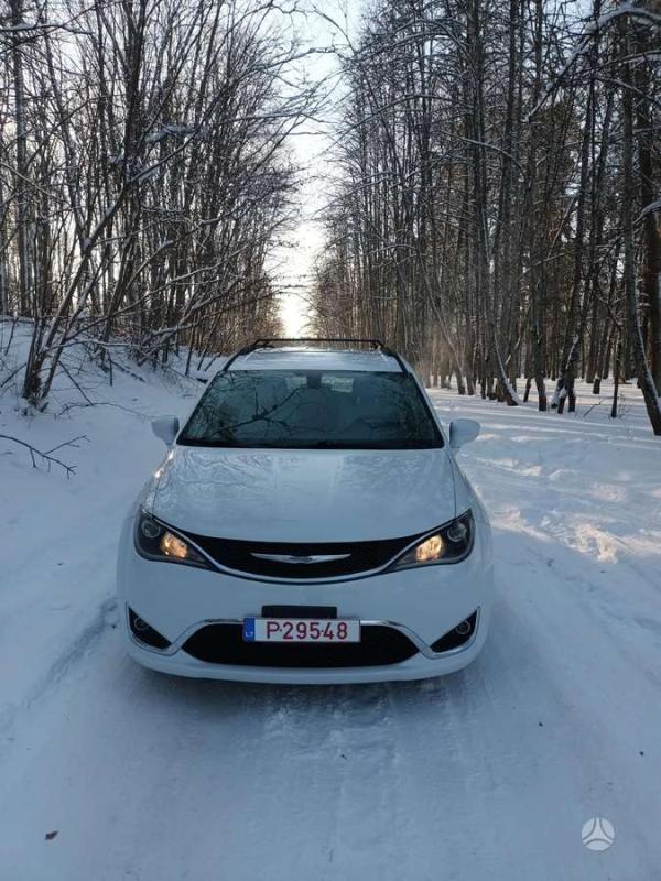 Balts Chrysler Pacifica 2017 Viļņa, ar dzinēja tilpumu 3.60 L un nobraukumu 180 tūkst. km par 14702 €, foto 9 vietnē AUTOMOTO.COM.LV