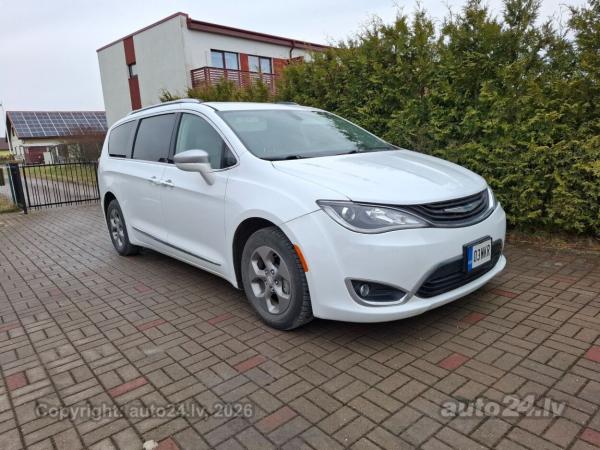 White Chrysler Pacifica 2018 in Tallinn, with an engine capacity of 3.60 L and mileage of 83 thousand km for 24900 €, photo 1 on AUTOMOTO.COM.LV